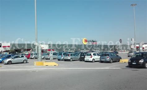 Ruba Stereo In Unauto Nel Parcheggio Del Centro Commerciale “quarto