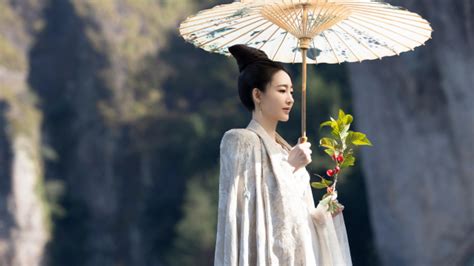 新版狄仁杰单人变团战，王丽坤评价「青涩浪漫版狄仁杰」腾讯新闻