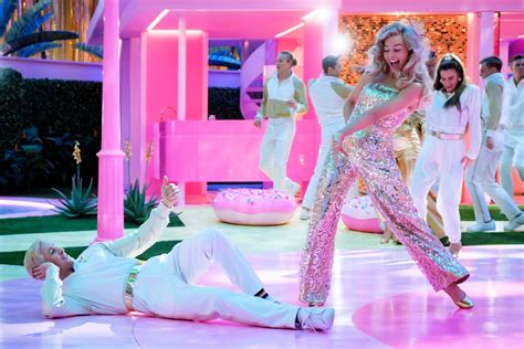 Barbie 2023 Movie Wallpaper Hd Scene With Stars In Glamorous Outfits