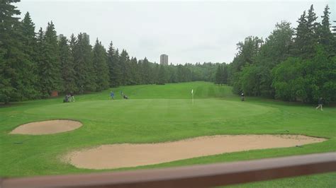 Y A T Il Trop De Terrains De Golf à Edmonton Radio Canada