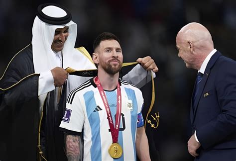 Messi Donning Qatari Robe Divides The Internet