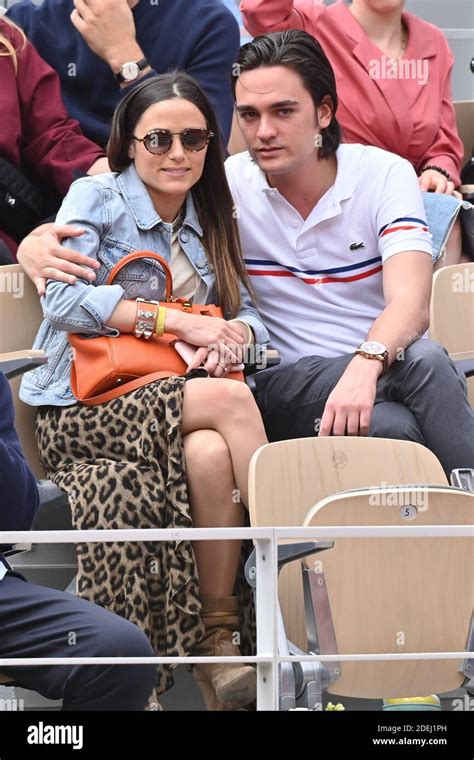 Alain Fabien Delon Et Capucine Anav Assistent à Lopen De Tennis