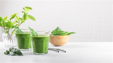 Smoothie Vert Sain Avec épinards Avocat Banane Et Lait Végétalien