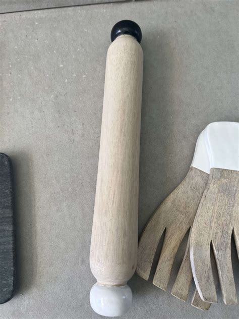 מערוך עץ בשילוב ידיות שחור ולבן עד עיצובים