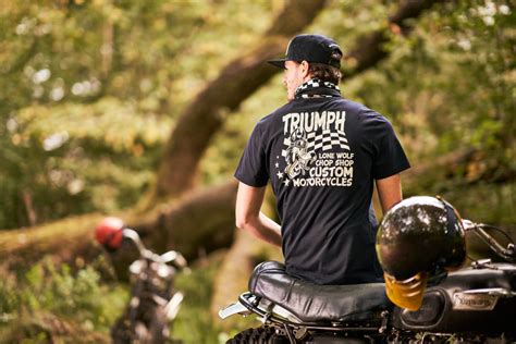 Lone Wolf Graphic Tee In Black Triumph Heritage