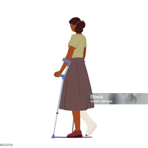 Frau Mit Beinbruch Gehen Auf Krücken Rückansicht Isoliert Auf Weißem Hintergrund Verletzte