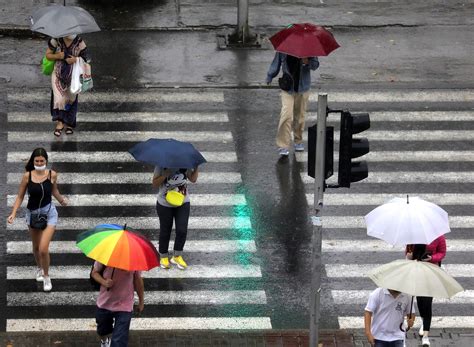 Времето денеска Променливо облачно со повремени врнежи од дожд 360 степени