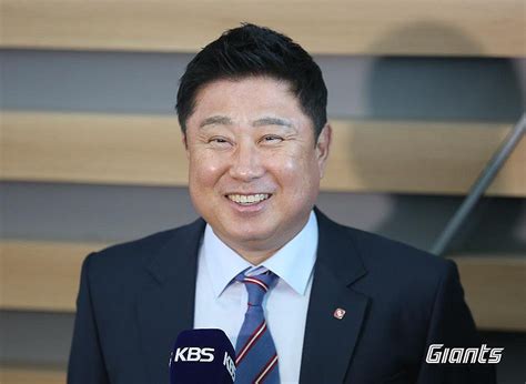 환한 얼굴로 인터뷰하는 김태형 롯데 감독 연합뉴스
