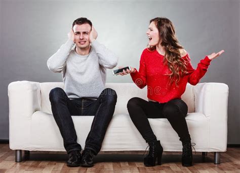 Esposa Que Grita En El Marido Hombre De Engaño Traición Imagen De