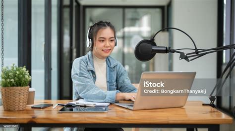 스튜디오에서 일하는 아름다운 아시아 여성 팟캐스터 또는 라디오 진행자 25 29세에 대한 스톡 사진 및 기타 이미지 25 29세 Dj 광고 Istock