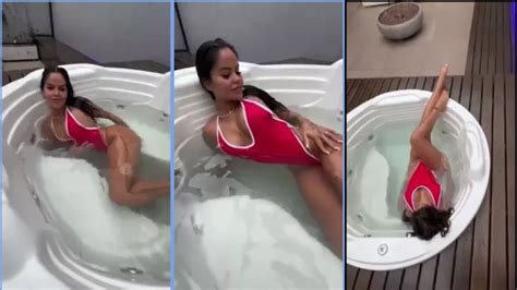 A Esposa Do Nego Di Teve Suas Fotos Vazadas Na Internet Enquanto Estava Na Banheira Exibindo Seu