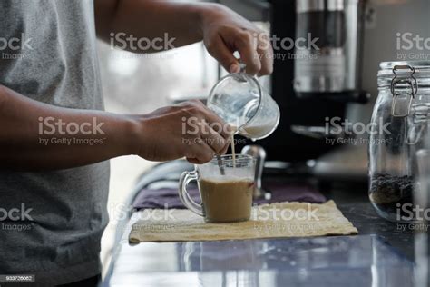 과 우유 카페에서 직장에 커피 한잔 따르고 남자 바리 스타의 손 갈색에 대한 스톡 사진 및 기타 이미지 갈색 고풍스런 기포 음료 Istock