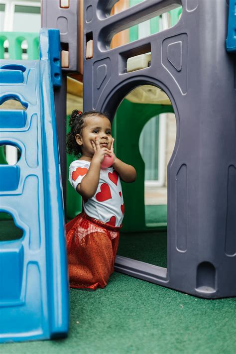 곱슬머리 공공 공원 기쁨 낮 시간 놀이 노는 시간 노천 녹색 바닥재 놀이 놀이 공간 놀이 구조 놀이터 놀이터 슬라이드 다채로운 놀이기구 도시 공원