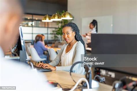 사무실에서 컴퓨터에서 일하는 아프리카 비즈니스 여성 기업 재무와 산업에 대한 스톡 사진 및 기타 이미지 기업 재무와 산업 기업가 남아프리카공화국 Istock