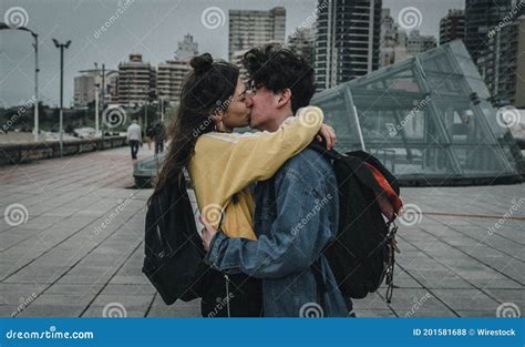 Menino E Menina Se Beijando Apaixonadamente Ao Ar Livre Foto De Stock Imagem De Heterossexual