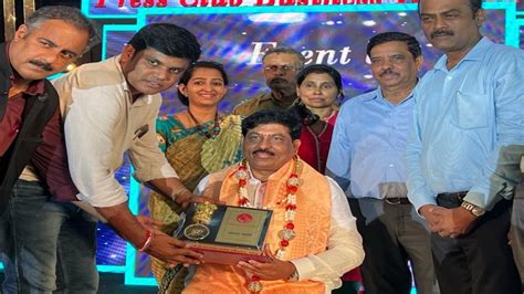 Murugesh Nirani In Business Icon Award Ceremony ಬಿಸಿನೆಸ್ ಐಕಾನ್ ಪ್ರಶಸ್ತಿ ಪ್ರದಾನ ಸಮಾರಂಭದಲ್ಲಿ