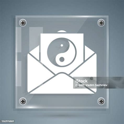 회색 배경에 고립 된 화이트 음양과 봉투 아이콘 조화와 균형의 상징 정사각형 유리 패널 벡터 일러스트레이션 0명에 대한 스톡 벡터 아트 및 기타 이미지 Istock