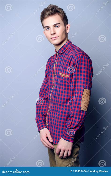 Knappe Tiener Stock Foto Image Of Geruit Levensstijl 130433656