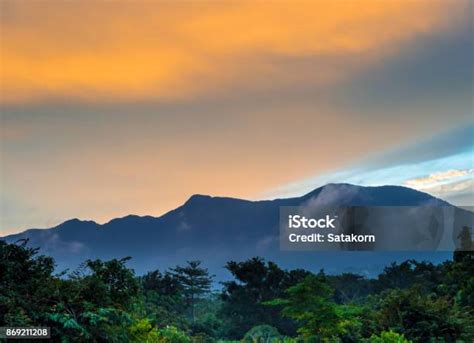 Langit Dan Awan Berwarnawarni Melayang Di Atas Gunung Hutan Di Malam