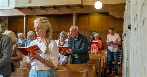 Mieke Boon Is Ongelovig Maar Gaat Toch Trouw Naar De Kerk Douwe De Vries