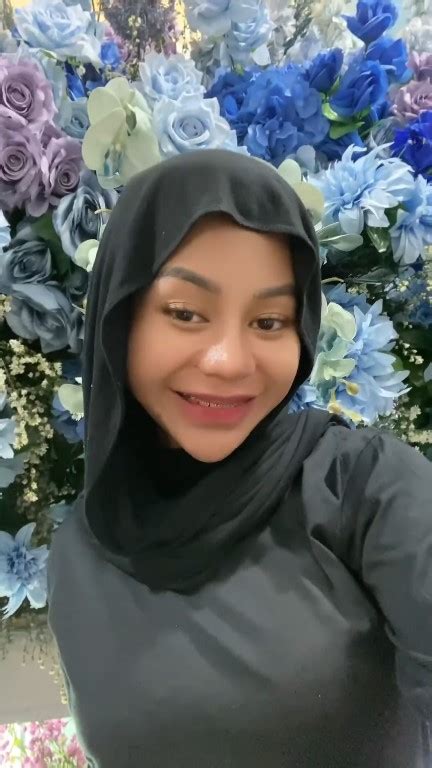 Bahagia Pamer Cincin 7 Potret Cimoy Montok Langsungkan Lamaran