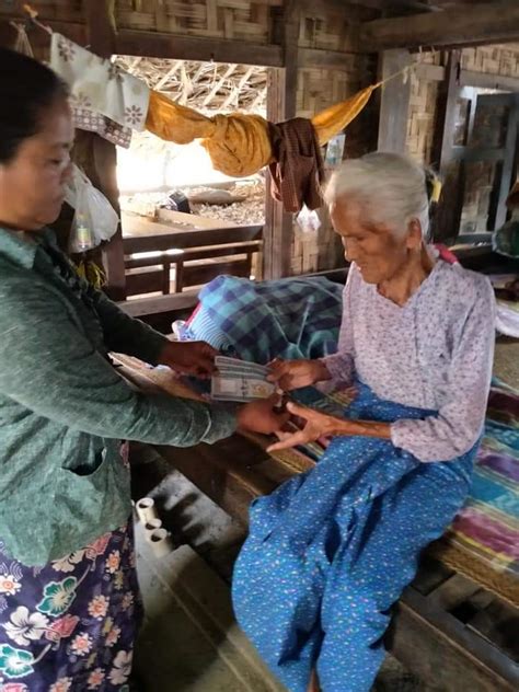 ဆားလင်းကြီးမြို့နယ်တွင် အသက်၈၅နှစ်နှင့်အထက် သက်ကြီးဘိုးဘွား ၆၂၀ ဦးအား