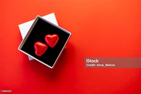 빨간 배경에 빨간 호일 상자에 두 개의 초콜릿 하트 발렌타인 데이 심장 제안 공간을 복사합니다 0명에 대한 스톡 사진 및 기타 이미지 Istock