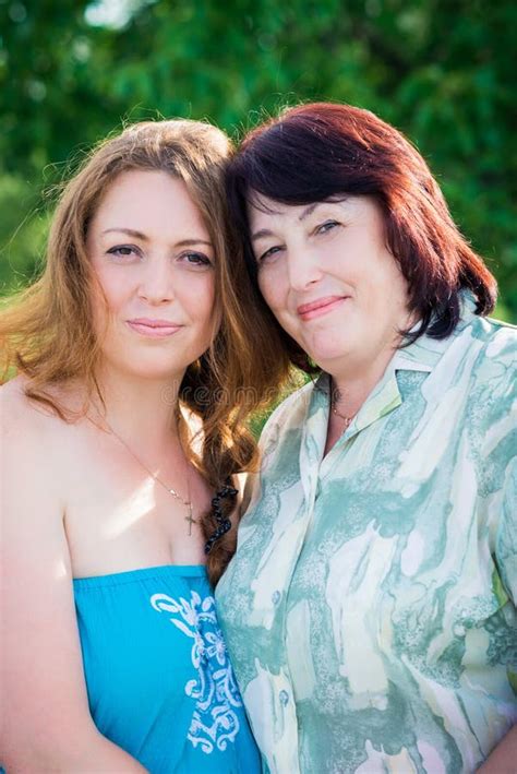 Portret Van Moeder En Dochter Stock Afbeelding Image Of Zomer Ouder