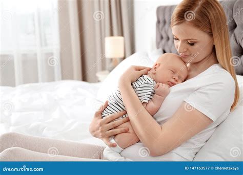 Matka Z Jej Sypialnym Dzieckiem Obraz Stock Obraz Z O Onej Z Ch Opiec Mama