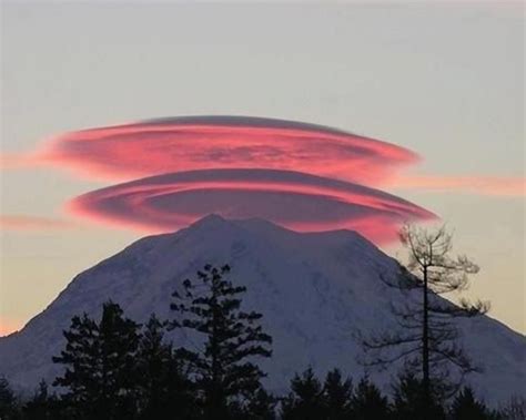 Lenticular Clouds Altocumulus Lenticularis Are Stationary Lens Shaped Clouds That Form At High