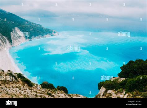 Leau Bleu Azur De La Plage De Myrtos Lîle De Céphalonie Meilleures