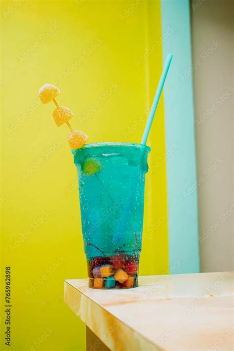 Azulito O Bebida De Vodka Color Azul Con Gomitas Y Dulces Adornada De