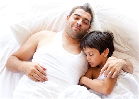 Padre Cariñoso Con Su Hijo Dormido Foto Premium