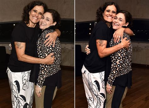Zélia Duncan Recebe O Carinho Da Mulher Flávia Soares Durante