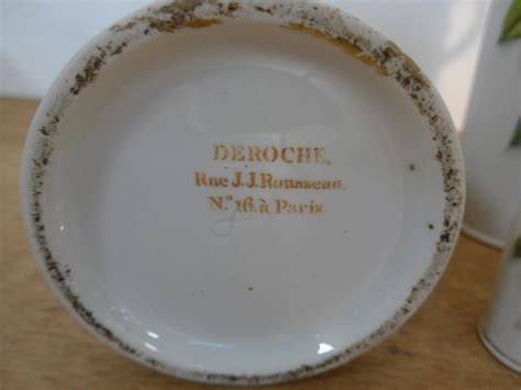 Quatre Bouteilles A Liqueur En Porcelaine Et Deux