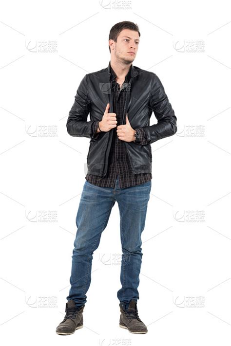 皮茄克 男性美 不看镜头 衣服 男人 牛仔裤 青年人 黑色 踝靴 全身独立