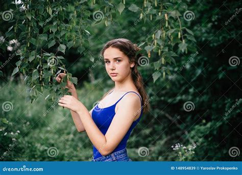 Sch Nes M Dchen In Den Kurzen Kurzen Hosen Und In Einem Blauen T Shirt Im Wald Stockbild Bild