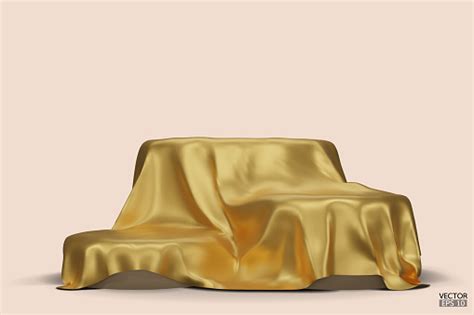 연단은 베이지색 배경에 격리된 금색 실크 조각으로 덮여 있습니다 금색 천으로 덮인 현실적인 상자 제품 화장품 프리젠테이션을 위한