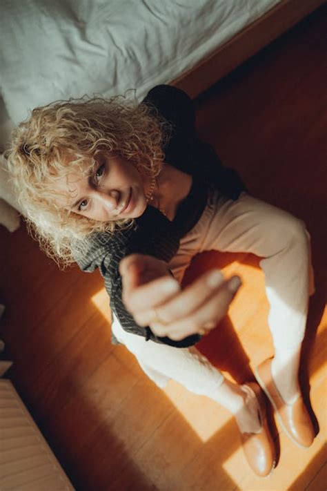 실내 개인 스타일 개인적 표현 곱슬머리 그림자 극적인 조명 금발 높은 각도 대조 따뜻한 음색 미술 사진 바닥 빛과 그림자 수직 쐈어 스타일