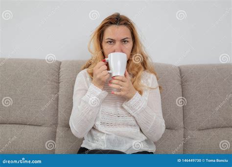 Kaukasische Blondine Die Auf Einem Sofa Trinkt Ihren Morgenkaffee Zuf