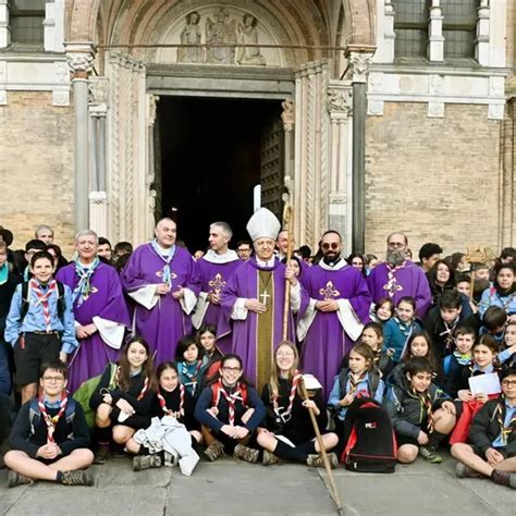 Ricorrenza La Festa Degli Scout Con Il Vescovo Lamicizia Ha La Forza