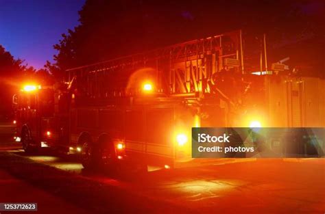밤에 거리에서 깜박이는 비상 경고등 대응 현장이있는 소방차 거리에 대한 스톡 사진 및 기타 이미지 거리 경계 표지 교통 Istock