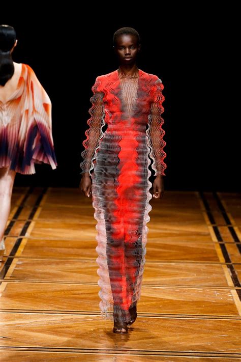 Hily Designs Iris Van Herpen Crea Diseños Inspirados En El Arte Y La