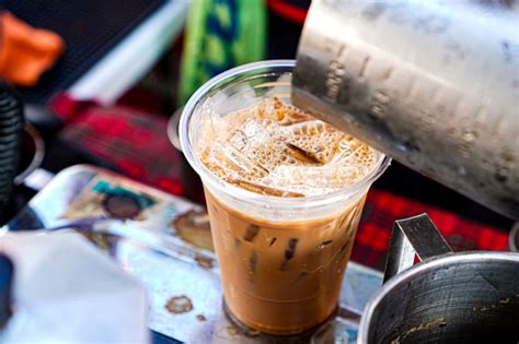 커피숍의 음료 카운터에 있는 플라스틱 커피 컵에 아이스 라떼 커피를 붓는 커피 메이커의 이미지 0명에 대한 스톡 사진 및 기타 이미지 Istock