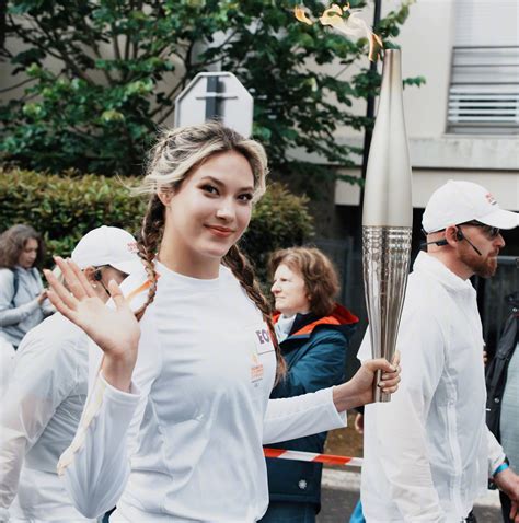 谷爱凌现身法国传递奥运火炬 头扎双马尾活力四射 搜狐大视野 搜狐新闻