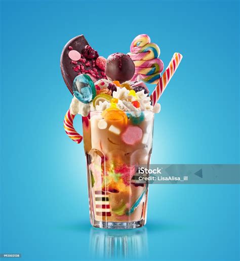 몬스터 동요 고립 된 괴물 카라멜 쉐이크입니다 다채로운 축제 밀크 쉐이크 칵테일 과자 젤리 다른 차일 자와 흰색 바탕에 유리에서 취급의 색된 카라멜 밀크 쉐이크 배열입니다