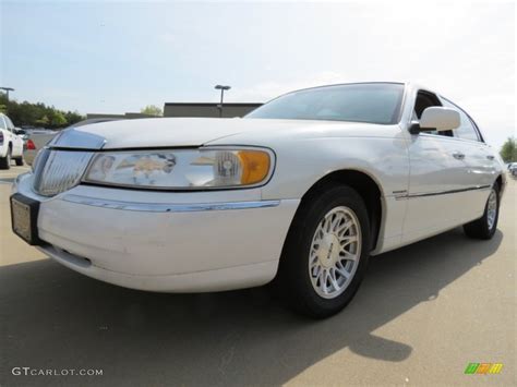 1998 Vibrant White Lincoln Town Car Signature 80174681 Photo 14