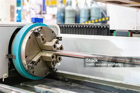 산업용 제조 공정에서 Cnc 레이저 또는 플라즈마 절단기의 스핀들 회전 척 클램핑에 설정된 금속 파이프 또는 작업물 Cnc