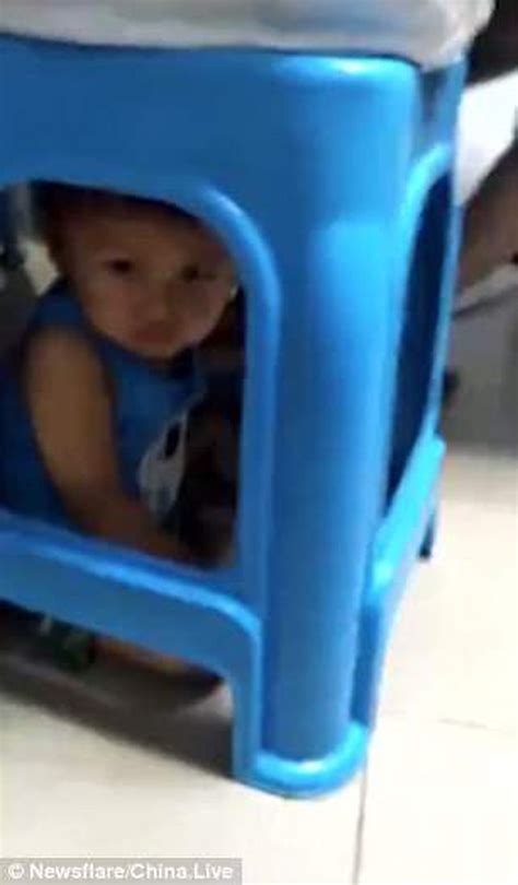 Trung Quốc Clip Mẹ để con trai ngồi lọt thỏm dưới ghế nhựa trong lúc mải đánh bài gây tranh
