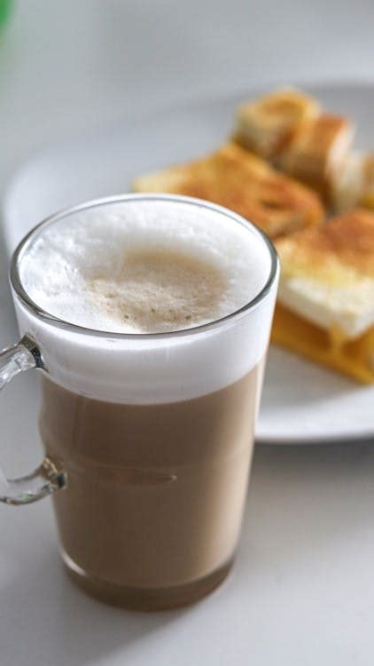 갈색 갈색 액체 거품 거품 같은 달콤한 따뜻한 음료 라떼 맛있는 미식가 바리스타 베이커리 브런치 빵 사탕 설탕 수직 쐈어 술을 마시다 스낵